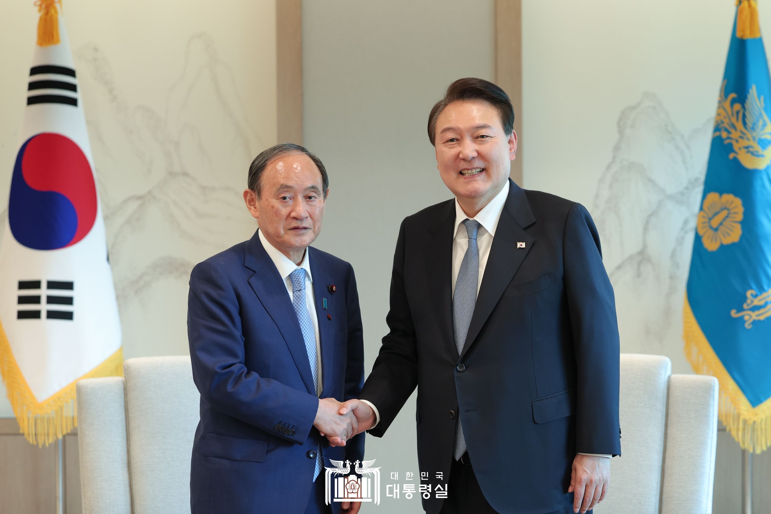 El presidente Yoon se reúne con el ex primer ministro japonés Suga ...