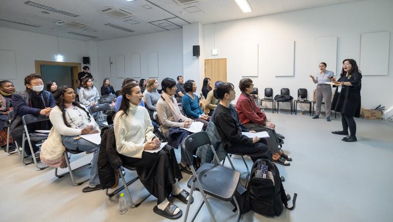 Unos extranjeros exploran los encantos del 'pansori' con una maestra de ...